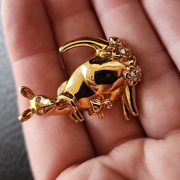 Avon | Jewelry | Vtg Avon Pin | Poshmark